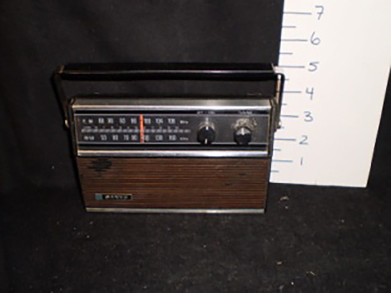 Small am/fm radio brown and black 70-80s(sanyo) - Props Inventory
